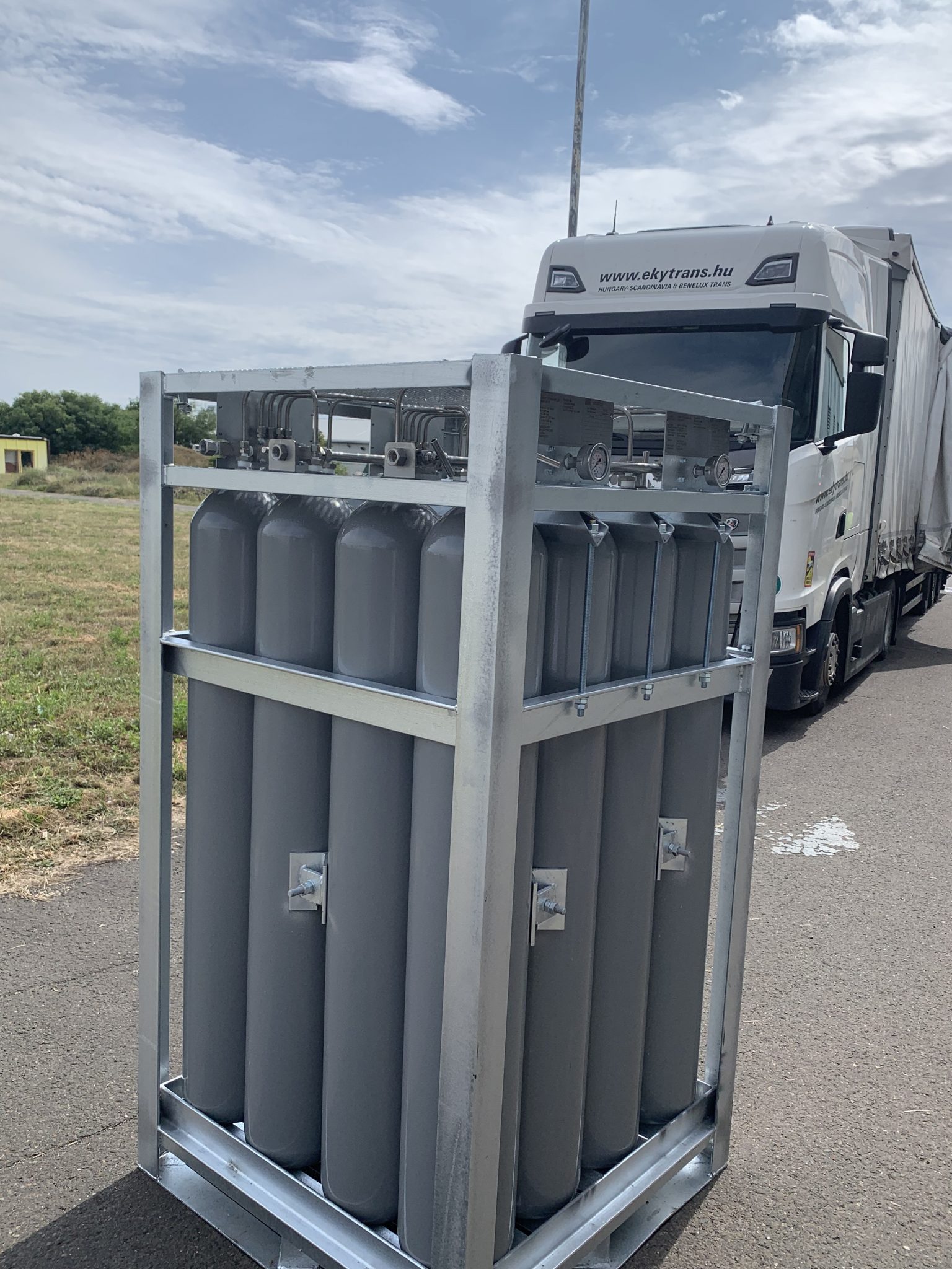 Gas cylinders bundle 16x50